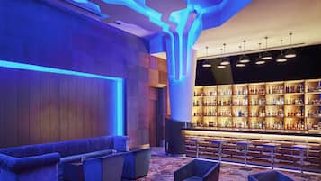 Este bar no lobby do hotel
