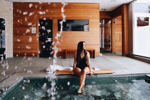 Piscina interior, espreguiçadeiras 