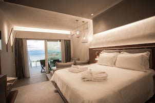 Suite Júnior, piscina privativa, vista para o mar | Roupa de alta qualidade, camas de colchão viscoelástico, minibar