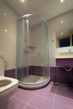 Apartamento, 1 quarto (for 3) | Casa de banho | Um polibã, um secador de cabelo, toalhas fornecidas 