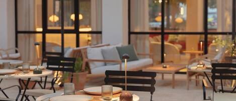 Pequenos-almoços servidos, cozinha regional, com vista para o oceano