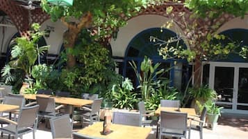 Pequenos-almoços servidos, cozinha regional, com vista para o oceano