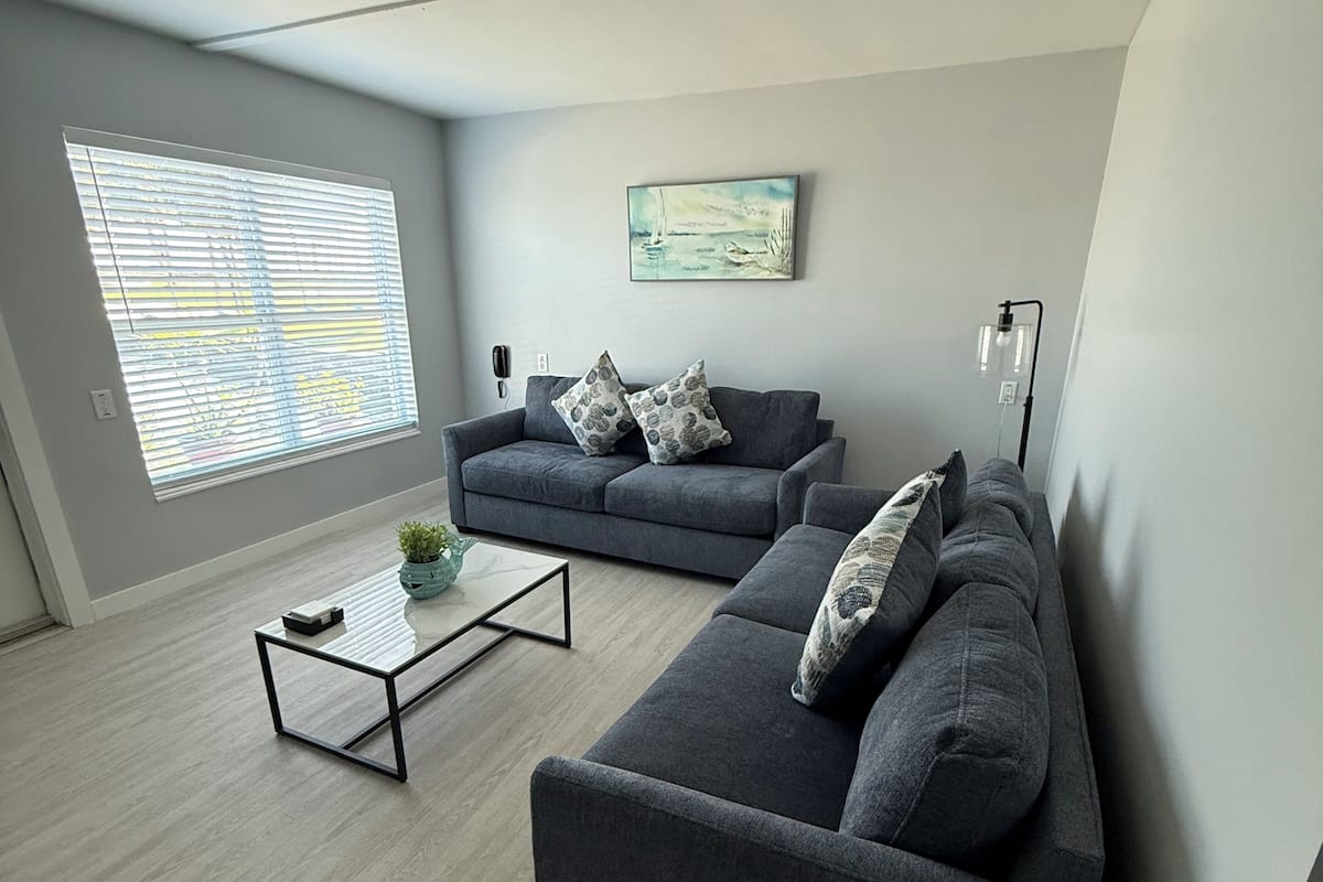 Apartamento, 2 quartos | Sala | Televisor de 32 polegadas com canais por cabo