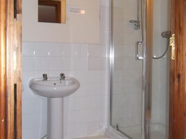 Quarto casal standard, suíte | Banheiro | Produtos de toalete grátis 