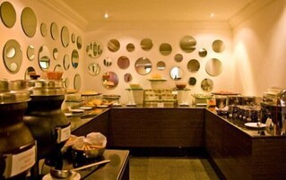 Café da manhã com buffet todos os dias mediante uma taxa