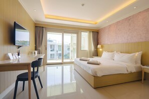 Deluxe Jacuzzi | Minibar, cofre no quarto, secretária, cortinas/cortinados opacos 