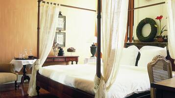 Roupa de alta qualidade, minibar, cofre no quarto, secretária