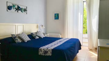 Quarto casal, varanda | Cofres nos quartos, individualmente mobiliados, Wi-Fi de cortesia