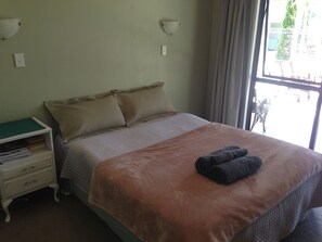 Quarto Standard, 1 cama queen-size, casa de banho partilhada | Roupa de alta qualidade, cofre no quarto, com mobília individualizada 