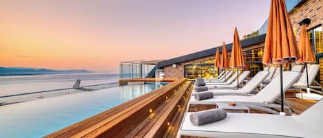 Piscina externa, funciona das 9h às 18h, guarda-sóis, espreguiçadeiras