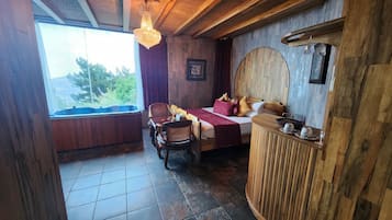 Corner Room (Partial Sea View) | Roupas de cama premium, camas com colchões pillow-top, frigobar