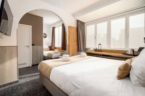 Quarto Triplo | Roupa de alta qualidade, cofre no quarto, com decoração personalizada 