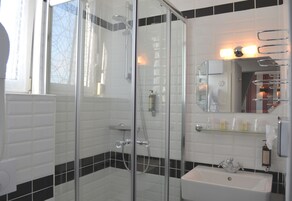 Quarto Triplo | Casa de banho | Um chuveiro fixo, um secador de cabelo, toalhas fornecidas, sabão