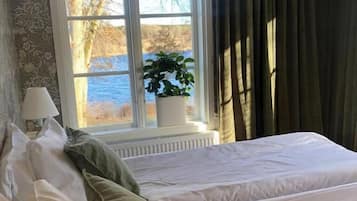 Quarto Duplo, 1 cama king-size, vista para o lago | Wi-fi grátis, roupa de cama fornecida