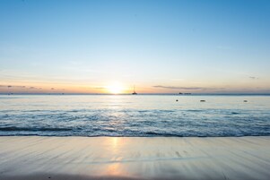Na praia, praia de areia branca, toalhas de praia