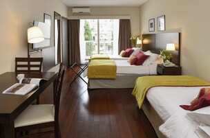 Quarto Triplo Júnior | Roupa de alta qualidade, edredões de penas, camas de colchão pillowtop 