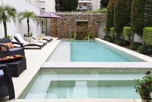 Piscina exterior sazonal, guarda-sóis, espreguiçadeiras 