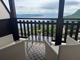 Quarto Duplo Panorâmico, vista para o lago | Roupa de alta qualidade, camas de colchão pillowtop, minibar