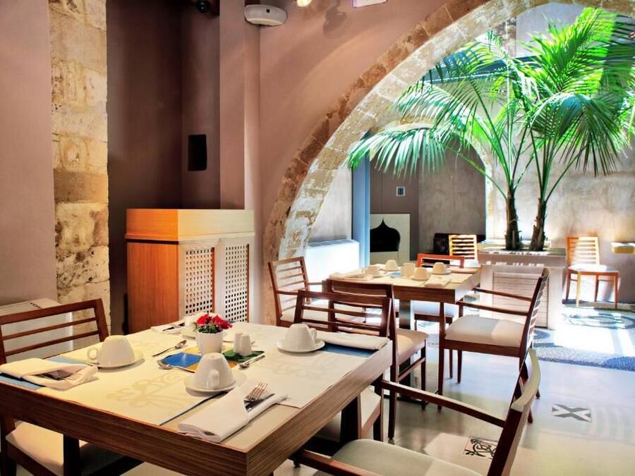 Café da manhã com buffet grátis todos os dias