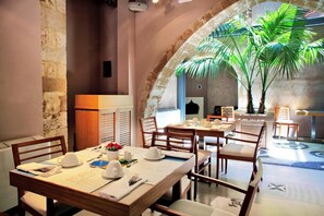 Pequeno-almoço tipo buffet diário incluído