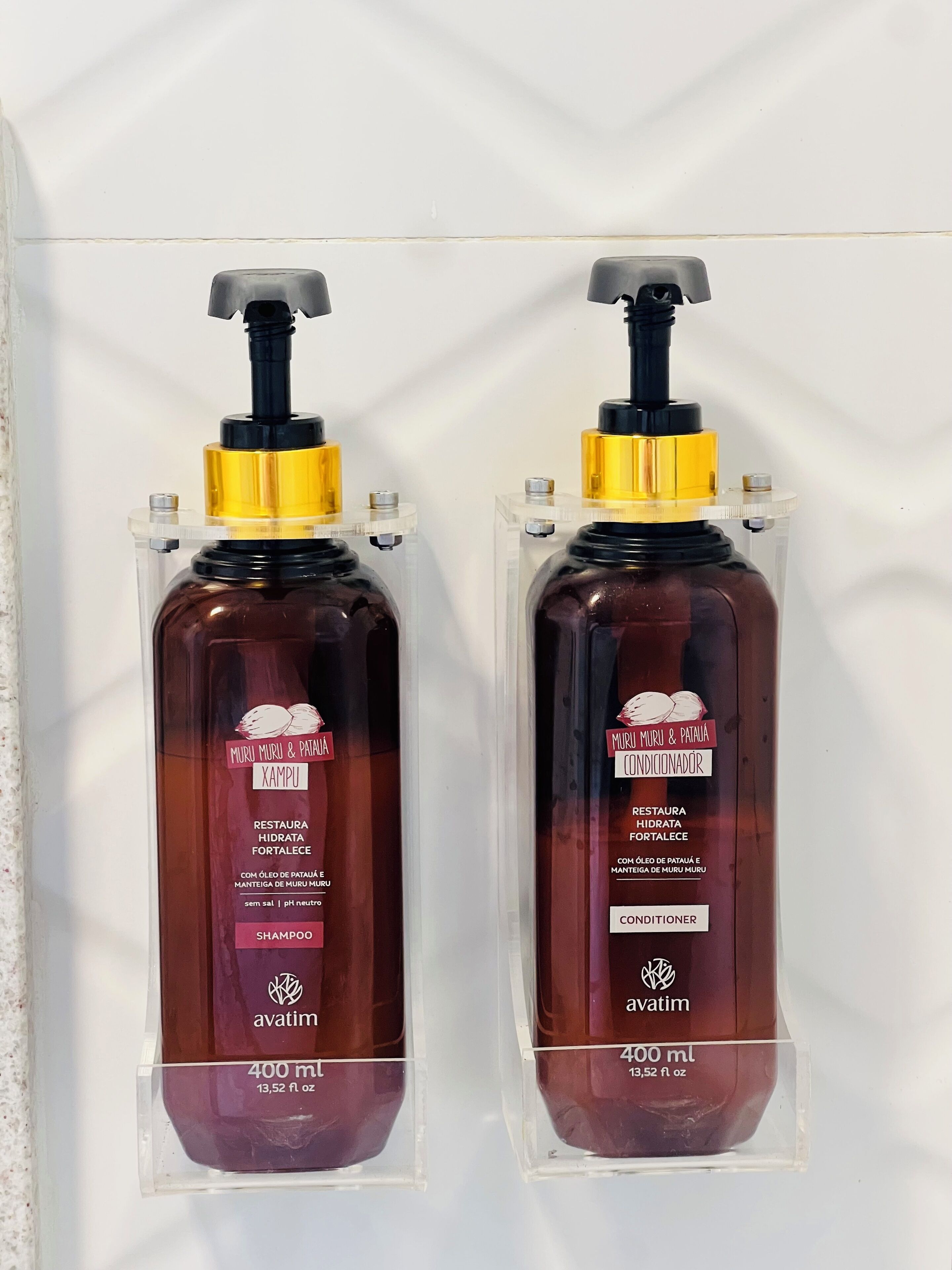 Duas garrafas de shampoo e condicionador em embalagem plástica transparente, cada uma com o rótulo 'avatim' e a indicação '400 ml'.