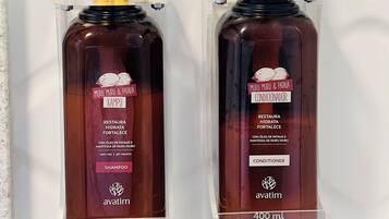 Duas garrafas de shampoo e condicionador em embalagem plástica transparente, cada uma com o rótulo 'avatim' e a indicação '400 ml'.