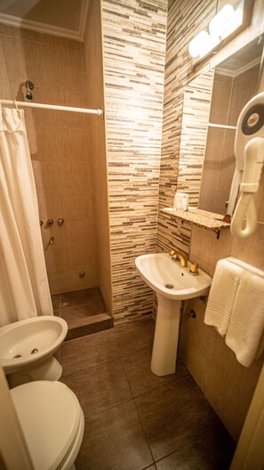 Apartamento Standard | Casa de banho | Um chuveiro fixo, artigos de higiene pessoal grátis 