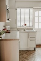 Terrace Studio Room | Cozinha partilhada | Uma cadeira de bebé 