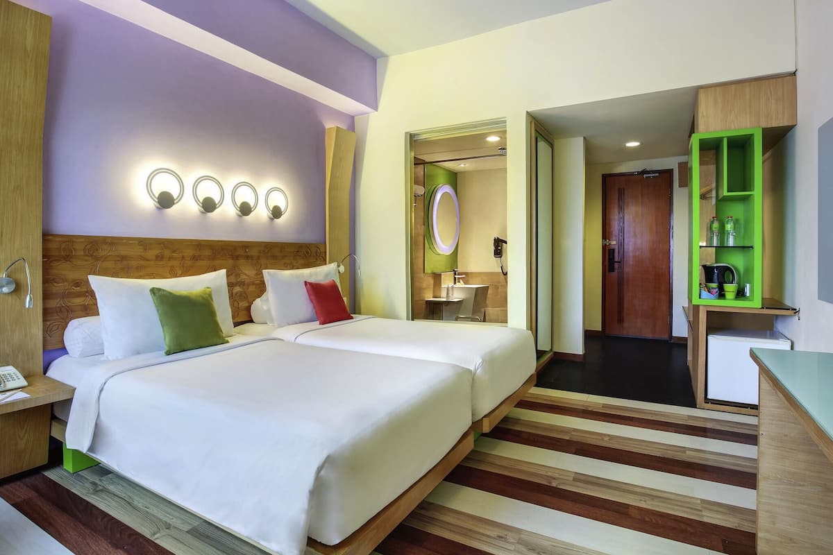 Quarto Superior, 2 camas individuais | Cofre no quarto, secretária, quartos insonorizados