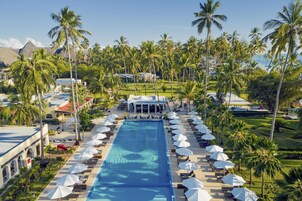 3 piscinas exteriores, espreguiçadeiras 