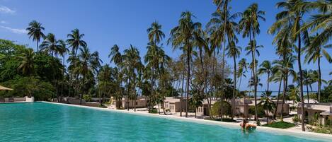 Piscina exterior, guarda-sóis, espreguiçadeiras