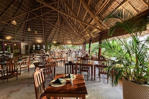 3 restaurantes, almoços servidos