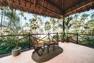 Roupa de alta qualidade, minibar, cofre no quarto, secretária 