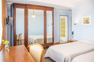 Suíte, cozinha americana | Cofres nos quartos, escrivaninha, cortinas blackout