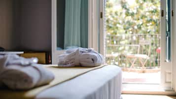Quarto casal, terraço, vista para o jardim (Mallorca) | Roupas de cama premium, cofres nos quartos, escrivaninha