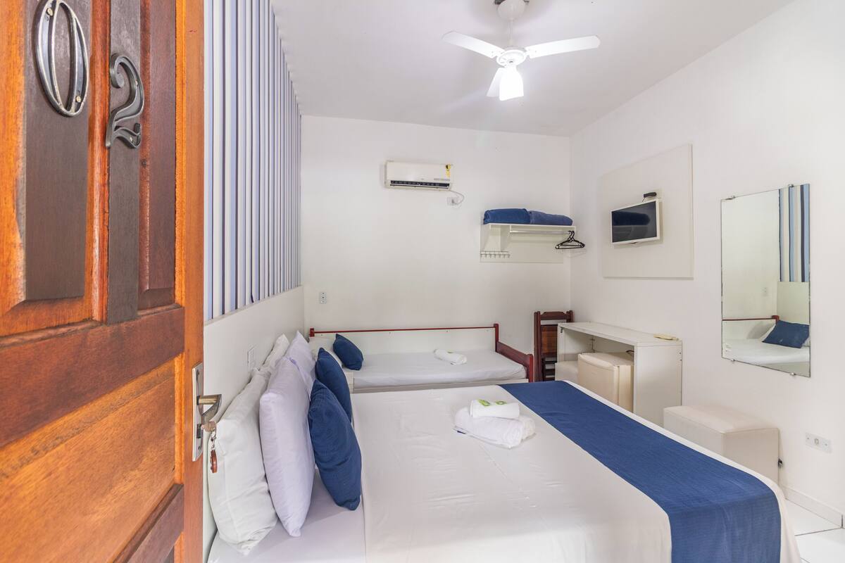 Quarto Triplo Standard | 1 quarto, minibar, Wi-fi grátis, roupa de cama fornecida 