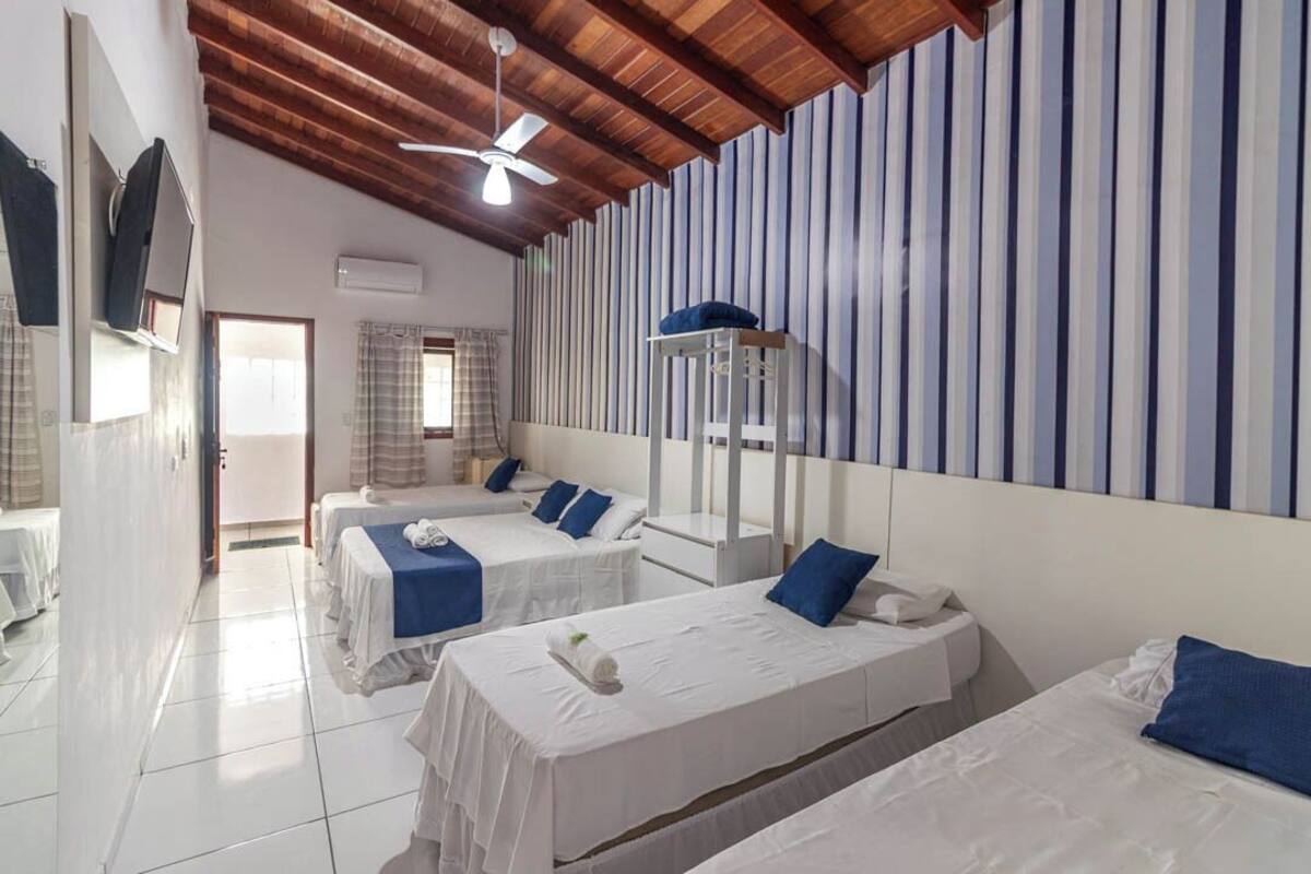 Quarto Familiar | 1 quarto, minibar, Wi-fi grátis, roupa de cama fornecida 
