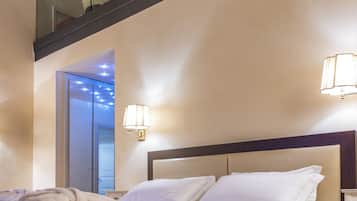 Quarto Superior, várias camas (Soppalco - con Parco Termale & Spa) | 1 quarto, roupa de alta qualidade, cofre no quarto, secretária