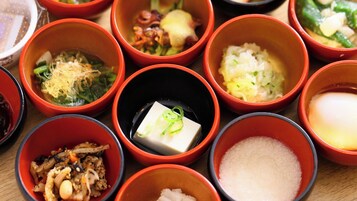 Pequeno-almoço japonês diário mediante uma taxa