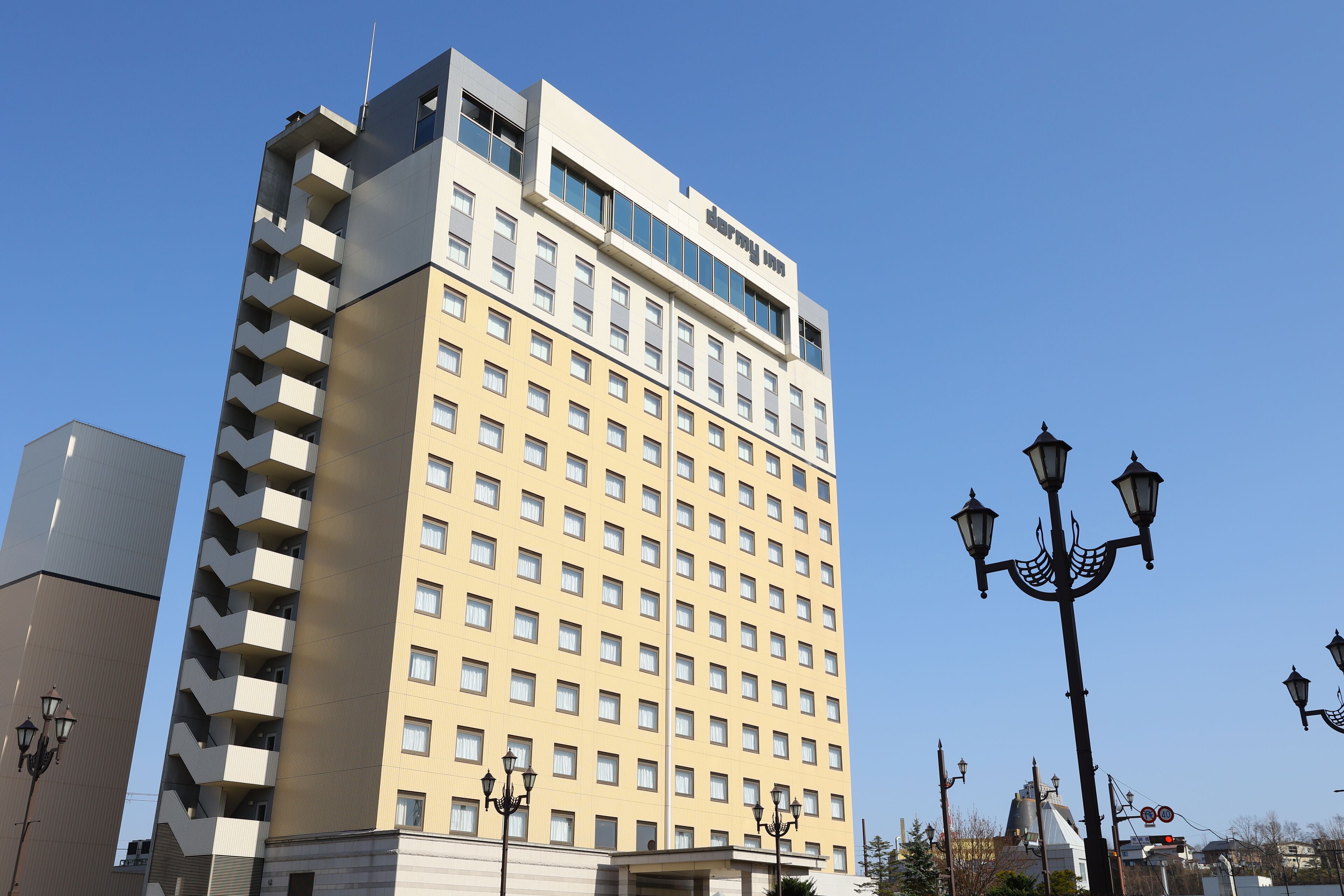 Um hotel com vários andares e design moderno, com uma placa grande 'Darmstadt' no topo.