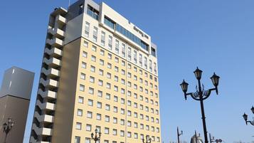 Um hotel com vários andares e design moderno, com uma placa grande 'Darmstadt' no topo.