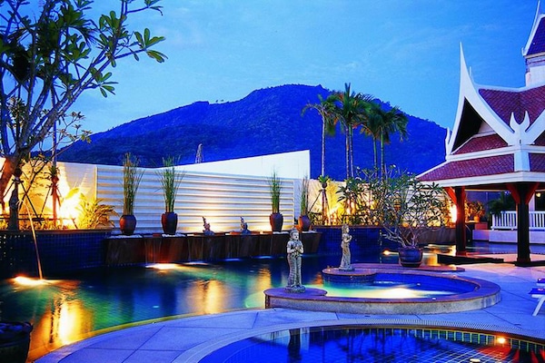 Piscina exterior, guarda-sóis, espreguiçadeiras