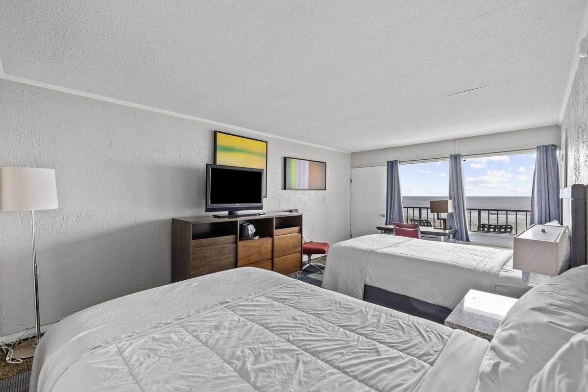 Quarto Duplo Básico, 2 camas de casal, junto ao mar | Cofre no quarto, secretária adequada para computadores portáteis 