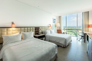 Quarto standard, 2 camas de casal, vista para o lago | Roupas de cama antialérgicas, frigobar, cofres nos quartos, escrivaninha