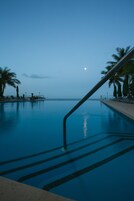 Piscina externa, funciona das 8h às 22h, guarda-sóis, espreguiçadeiras