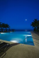 Piscina exterior, da(s) 8:00 à(s) 22:00, guarda-sóis, espreguiçadeiras 