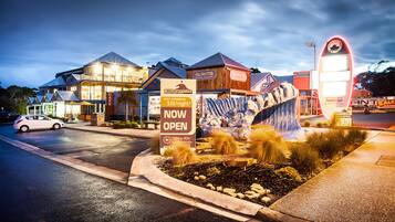 Fachada do alojamento (tarde/noite)