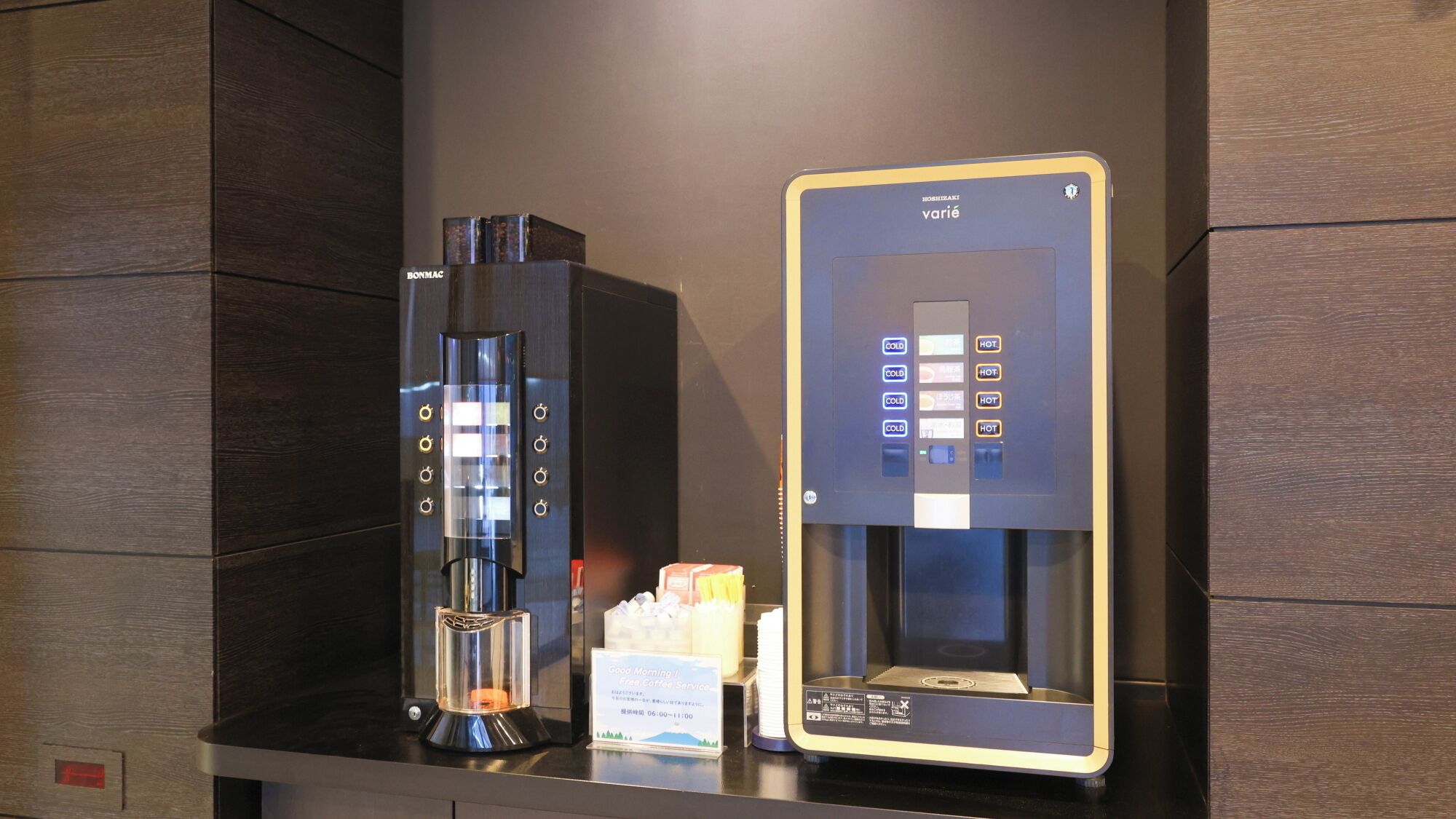 Máquina de café e dispensador de bebidas em um ambiente moderno.