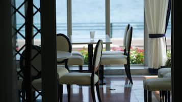 Pequenos-almoços, almoços, jantares servidos, com vista para o oceano