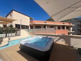 Terraço com espreguiçadeiras
